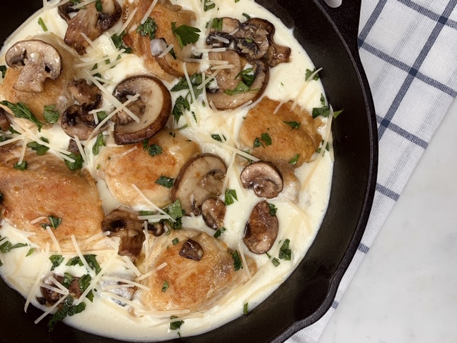 Pollo cremoso con queso parmesano